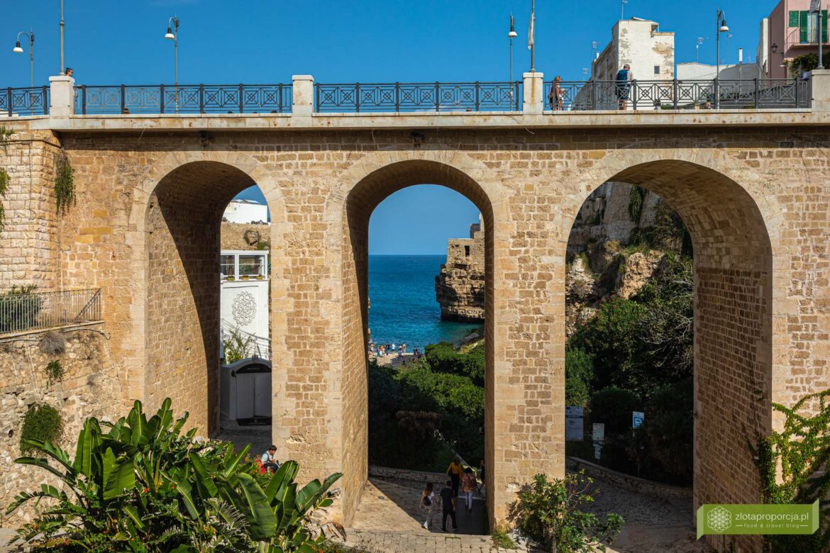 Polignano a Mare i słynna plaża Lama Monachile. Co zobaczyć?